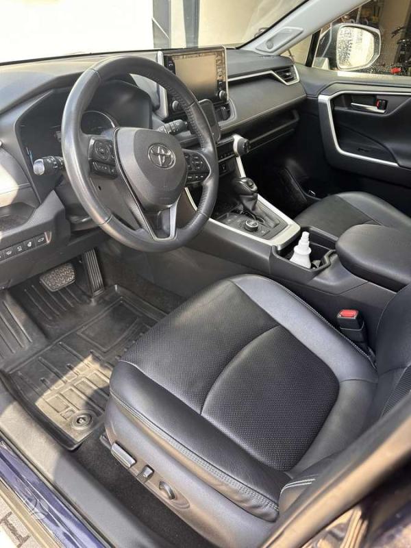 Blue Toyota RAV4 2020 in Vilnius, with an engine capacity of 2.49 L and mileage of 159 thousand km for 24000 €, photo 10 on AUTOMOTO.COM.LV