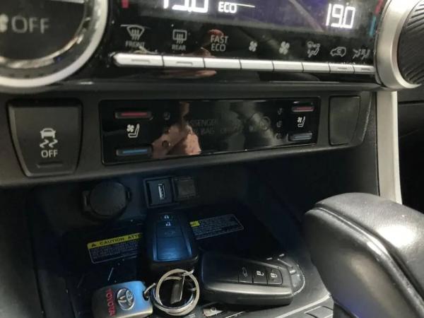 Blue Toyota RAV4 2020 in Daugavpils, with an engine capacity of 2.50 L and mileage of 166 thousand km for 25950 €, photo 10 on AUTOMOTO.COM.LV