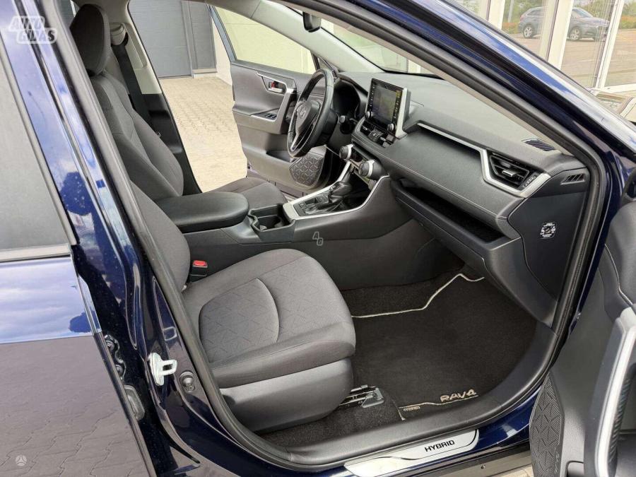 Blue Toyota RAV4 2020 in Vilnius, with an engine capacity of 2.50 L and mileage of 65 thousand km for 27950 €, photo 35 on AUTOMOTO.COM.LV