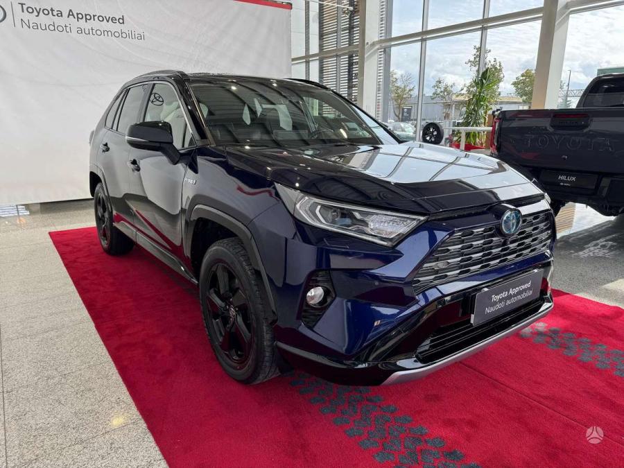 Blue Toyota RAV4 2020 in Siauliai, with an engine capacity of 2.49 L and mileage of 88 thousand km for 30900 €, photo 3 on AUTOMOTO.COM.LV
