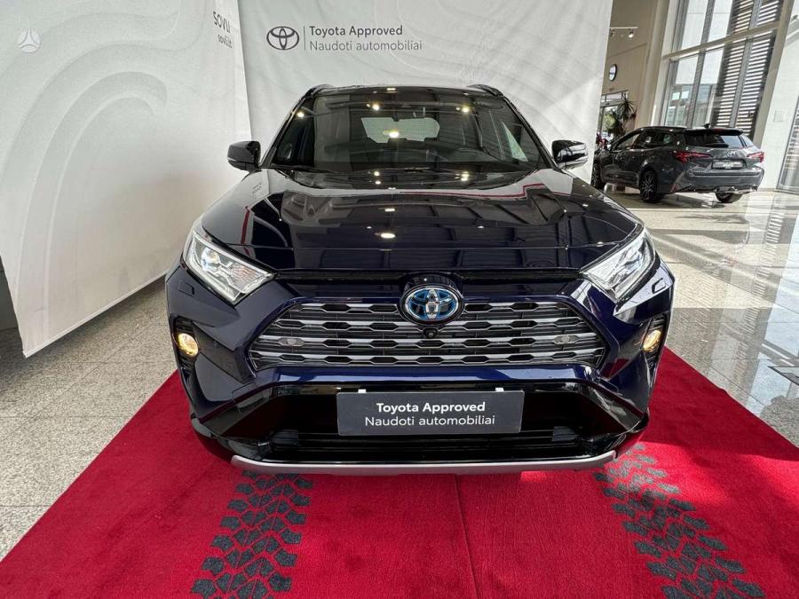 Blue Toyota RAV4 2020 in Siauliai, with an engine capacity of 2.49 L and mileage of 88 thousand km for 30900 €, photo 4 on AUTOMOTO.COM.LV