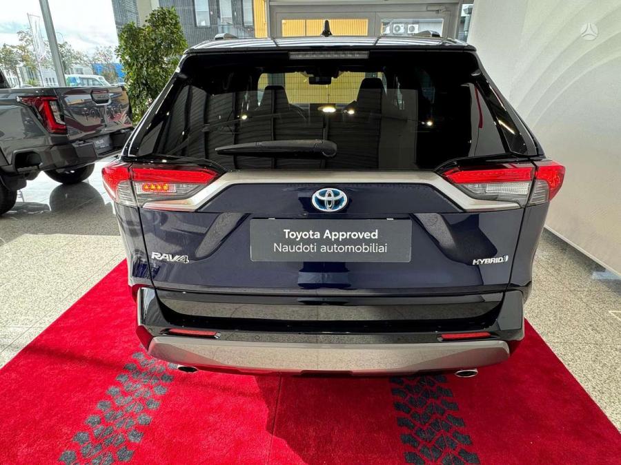 Blue Toyota RAV4 2020 in Siauliai, with an engine capacity of 2.49 L and mileage of 88 thousand km for 30900 €, photo 6 on AUTOMOTO.COM.LV