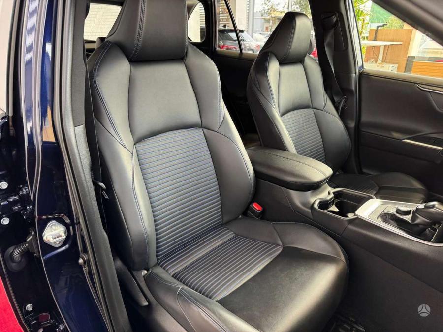 Blue Toyota RAV4 2020 in Siauliai, with an engine capacity of 2.49 L and mileage of 88 thousand km for 30900 €, photo 17 on AUTOMOTO.COM.LV