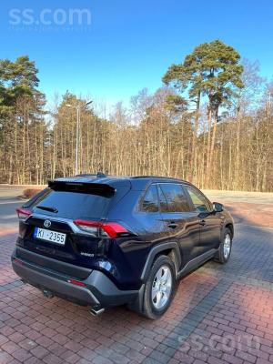 Zils Toyota RAV4 2021 Ventspils, ar dzinēja tilpumu 2.50 L un nobraukumu 82 tūkst. km par 26700 €, foto 3 vietnē AUTOMOTO.COM.LV