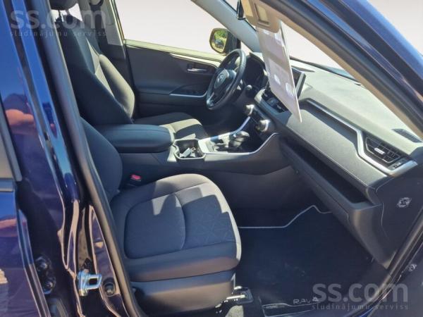 Blue Toyota RAV4 2021 in Riga, with an engine capacity of 2.50 L and mileage of 138 thousand km for 26400 €, photo 6 on AUTOMOTO.COM.LV