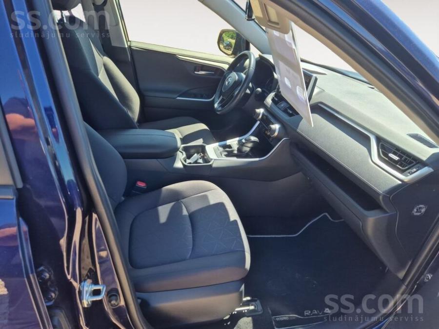 Blue Toyota RAV4 2021 in Riga, with an engine capacity of 2.50 L and mileage of 138 thousand km for 26400 €, photo 7 on AUTOMOTO.COM.LV