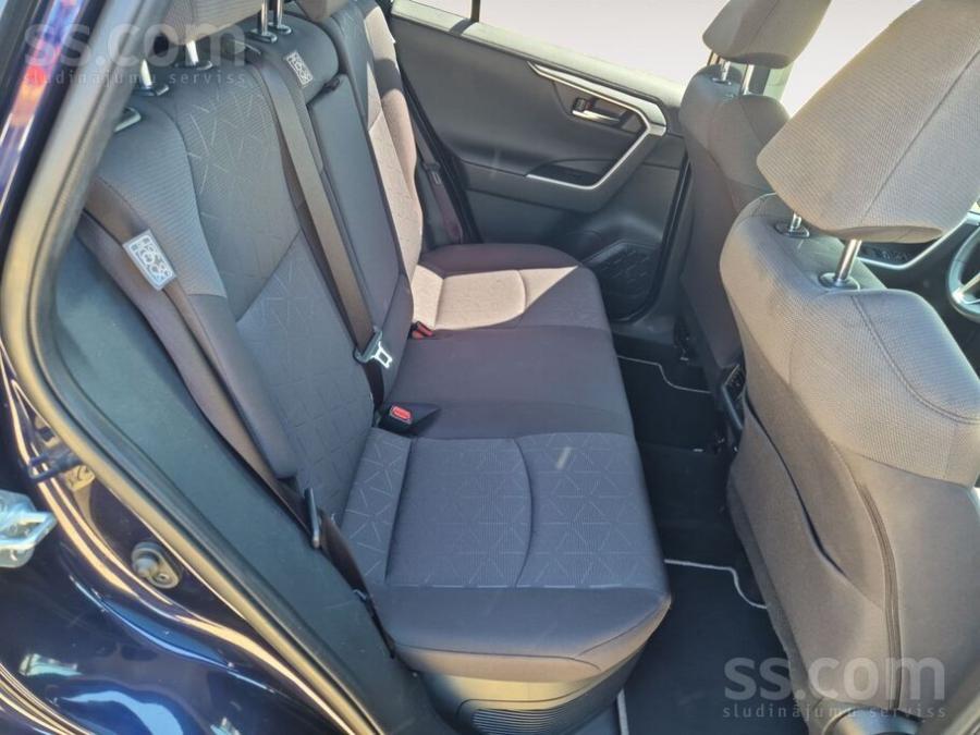 Blue Toyota RAV4 2021 in Riga, with an engine capacity of 2.50 L and mileage of 138 thousand km for 26400 €, photo 8 on AUTOMOTO.COM.LV