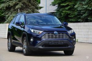 Blue Toyota RAV4 2021 in Vilnius, with an engine capacity of 2.49 L and mileage of 150 thousand km for 24200 €, photo 16 on AUTOMOTO.COM.LV