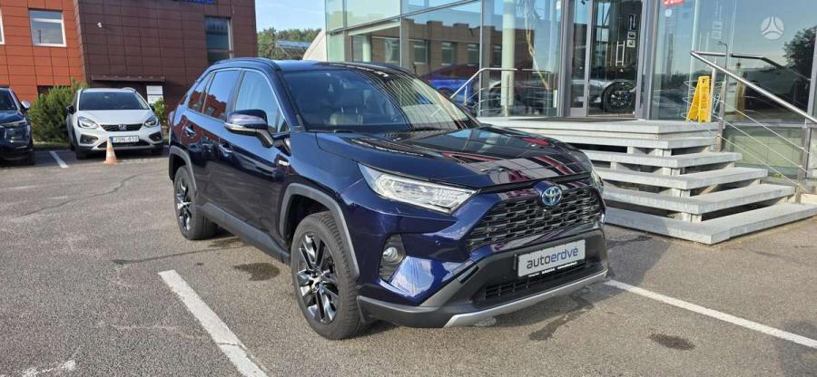 Blue Toyota RAV4 2021 in Vilnius, with an engine capacity of 2.49 L and mileage of 77 thousand km for 32850 €, photo 4 on AUTOMOTO.COM.LV