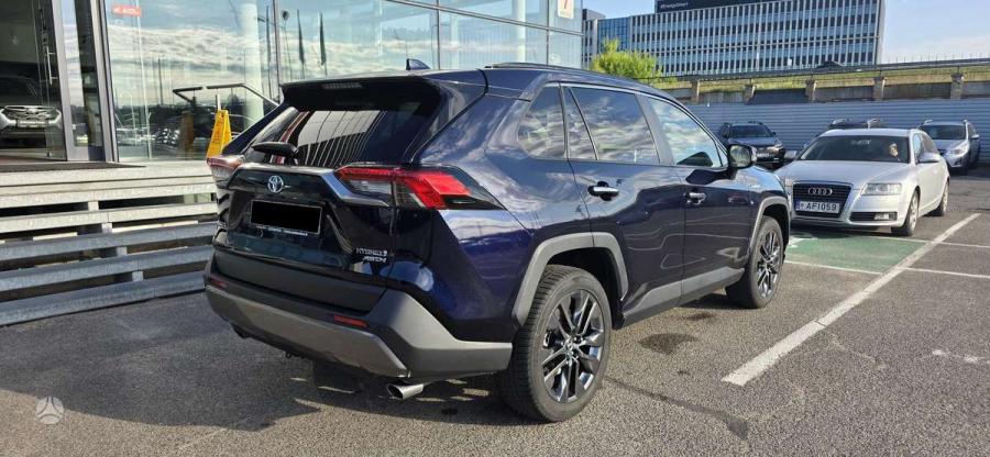 Blue Toyota RAV4 2021 in Vilnius, with an engine capacity of 2.49 L and mileage of 77 thousand km for 32850 €, photo 6 on AUTOMOTO.COM.LV