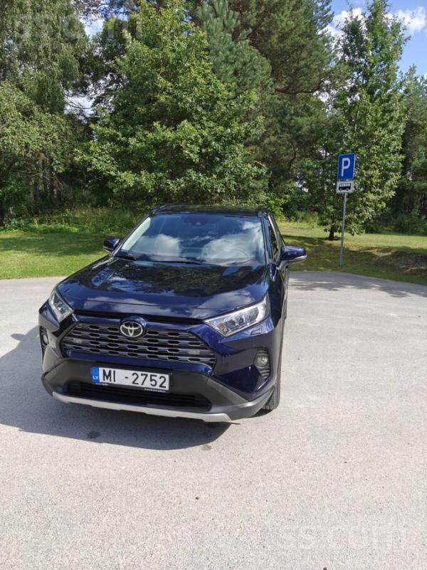 Blue Toyota RAV4 2021 in Jurmala, with an engine capacity of 2.00 L and mileage of 87 thousand km for 27200 €, photo 3 on AUTOMOTO.COM.LV