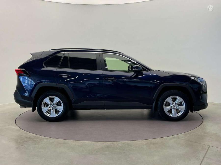 Zils Toyota RAV4 2021 Panevēža, ar dzinēja tilpumu 1.99 L un nobraukumu 100 tūkst. km par 25990 €, foto 5 vietnē AUTOMOTO.COM.LV