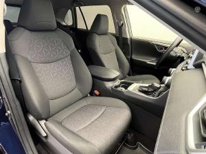 Zils Toyota RAV4 2021 Panevēža, ar dzinēja tilpumu 1.99 L un nobraukumu 100 tūkst. km par 25990 €, foto 18 vietnē AUTOMOTO.COM.LV