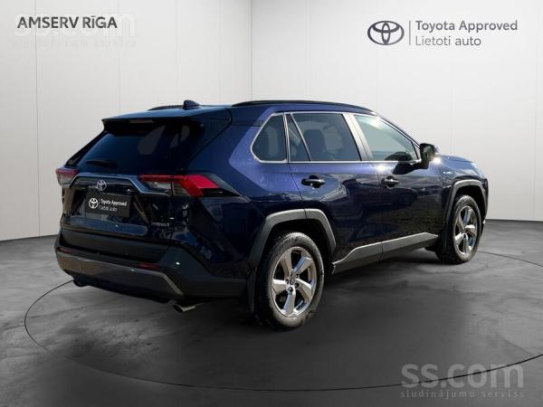 Toyota RAV4 2021 Rīga vietnē Zils Toyota RAV4 2021 Rīga, ar dzinēja tilpumu 2.50 L un nobraukumu 75 tūkst. km par 27700 €, foto 3 vietnē AUTOMOTO.COM.LV