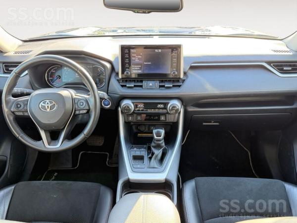 Toyota RAV4 2021 Rīga vietnē Zils Toyota RAV4 2021 Rīga, ar dzinēja tilpumu 2.50 L un nobraukumu 75 tūkst. km par 27700 €, foto 9 vietnē AUTOMOTO.COM.LV