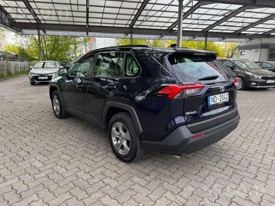 Blue Toyota RAV4 2022 in Riga, with an engine capacity of 2.50 L and mileage of 62 thousand km for 26450 €, photo 3 on AUTOMOTO.COM.LV