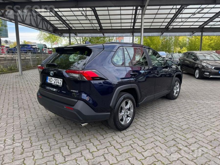 Blue Toyota RAV4 2022 in Riga, with an engine capacity of 2.50 L and mileage of 62 thousand km for 26450 €, photo 4 on AUTOMOTO.COM.LV