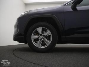 Blue Toyota RAV4 2022 in Vilnius, with an engine capacity of 2.50 L and mileage of 173 thousand km for 24899 €, photo 28 on AUTOMOTO.COM.LV