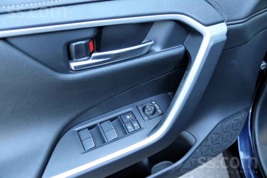 Zils Toyota RAV4 2022 Rīga, ar dzinēja tilpumu 2.50 L un nobraukumu 46 tūkst. km par 31490 €, foto 18 vietnē AUTOMOTO.COM.LV