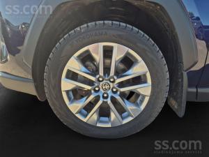 Zils Toyota RAV4 2022 Rīga, ar dzinēja tilpumu 2.50 L un nobraukumu 119 tūkst. km par 28700 €, foto 16 vietnē AUTOMOTO.COM.LV