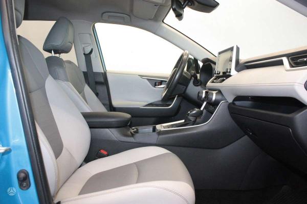 Blue Toyota RAV4 2022 in Kaunas, with an engine capacity of 2.49 L and mileage of 100 thousand km for 30900 €, photo 6 on AUTOMOTO.COM.LV