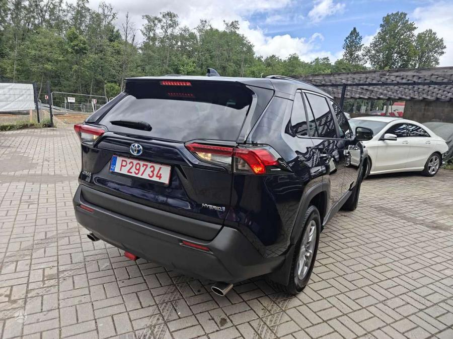 Blue Toyota RAV4 2022 in Vilnius, with an engine capacity of 2.49 L and mileage of 25 thousand km for 26900 €, photo 3 on AUTOMOTO.COM.LV