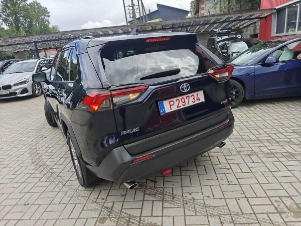 Blue Toyota RAV4 2022 in Vilnius, with an engine capacity of 2.49 L and mileage of 25 thousand km for 26900 €, photo 3 on AUTOMOTO.COM.LV