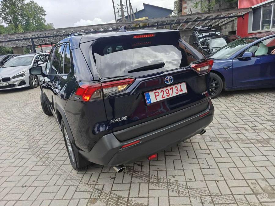 Blue Toyota RAV4 2022 in Vilnius, with an engine capacity of 2.49 L and mileage of 25 thousand km for 26900 €, photo 4 on AUTOMOTO.COM.LV