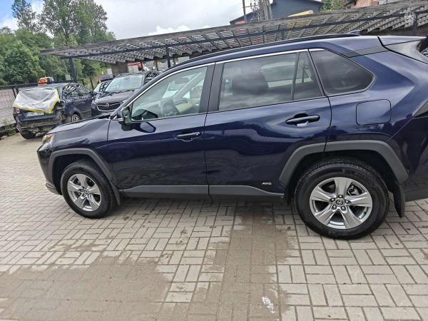 Blue Toyota RAV4 2022 in Vilnius, with an engine capacity of 2.49 L and mileage of 25 thousand km for 26900 €, photo 7 on AUTOMOTO.COM.LV