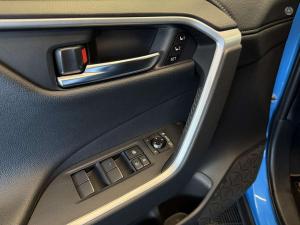 Zils Toyota RAV4 2022 Kauņa, ar dzinēja tilpumu 2.49 L un nobraukumu 106 tūkst. km par 30990 €, foto 24 vietnē AUTOMOTO.COM.LV