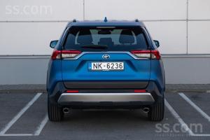 Blue Toyota RAV4 2023 in Riga, with an engine capacity of 2.50 L and mileage of 36 thousand km for 33500 €, photo 7 on AUTOMOTO.COM.LV
