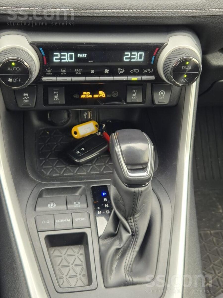 Zils Toyota RAV4 2023 Rīga, ar dzinēja tilpumu 2.00 L un nobraukumu 52 tūkst. km par 30990 €, foto 17 vietnē AUTOMOTO.COM.LV