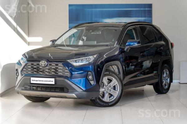 Toyota RAV4 2023 Rīga vietnē Zils Toyota RAV4 2023 Rīga, ar dzinēja tilpumu 2.00 L un nobraukumu 42 tūkst. km par 27490 €, foto 1 vietnē AUTOMOTO.COM.LV