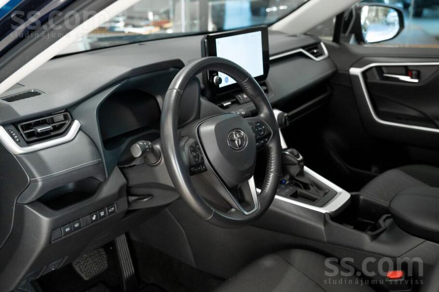Blue Toyota RAV4 2023 in Riga, with an engine capacity of 2.00 L and mileage of 42 thousand km for 27490 €, photo 13 on AUTOMOTO.COM.LV