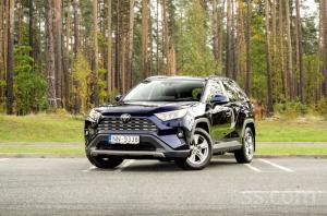 Zils Toyota RAV4 2023 Rīga, ar dzinēja tilpumu 2.00 L un nobraukumu 52 tūkst. km par 30990 €, foto  vietnē AUTOMOTO.COM.LV