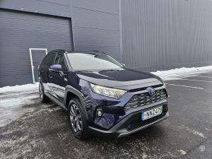 Zils Toyota RAV4 2025 Kauņa, ar dzinēja tilpumu 2.49 L un nobraukumu 2 tūkst. km par 27500 €, foto  vietnē AUTOMOTO.COM.LV