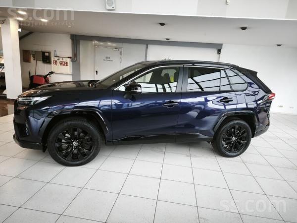 Toyota RAV4 2025 in Riga on AUTOMOTO.COM.LV Blue Toyota RAV4 2025 in Riga, with an engine capacity of 2.50 L and mileage of 24 thousand km for 39990 €, photo 6 on AUTOMOTO.COM.LV