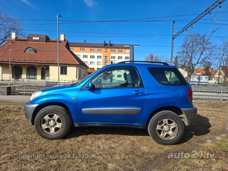 Blue Toyota RAV4 2004 in Tallinn, with an engine capacity of 1.80 L and mileage of 167 thousand km for 2300 €, photo 4 on AUTOMOTO.COM.LV