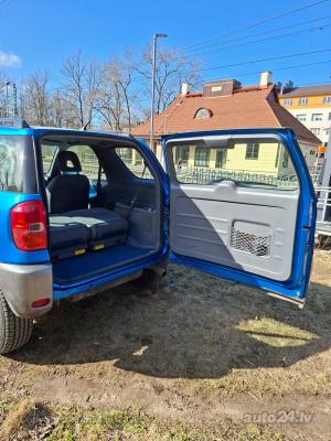 Blue Toyota RAV4 2004 in Tallinn, with an engine capacity of 1.80 L and mileage of 167 thousand km for 2300 €, photo 8 on AUTOMOTO.COM.LV