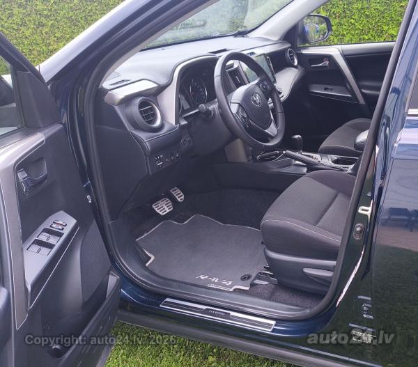 Blue Toyota RAV4 2018 in Tallinn, with an engine capacity of 2.50 L and mileage of 150 thousand km for 17900 €, photo 7 on AUTOMOTO.COM.LV