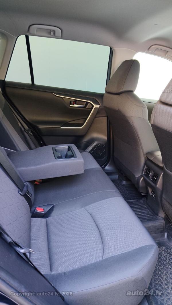 Blue Toyota RAV4 2019 in Tallinn, with an engine capacity of 1.99 L and mileage of 83 thousand km for 21995 €, photo 7 on AUTOMOTO.COM.LV