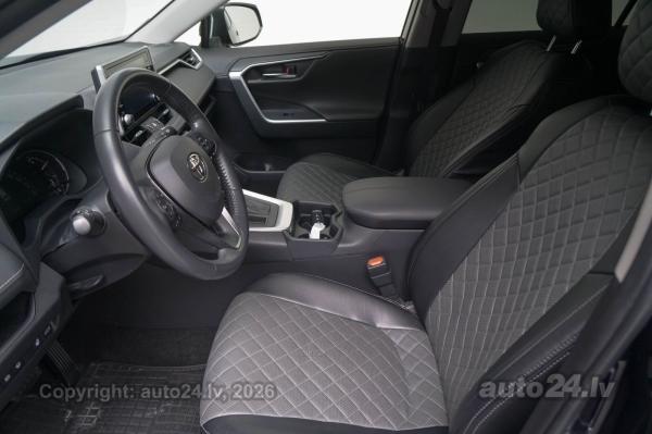 Blue Toyota RAV4 2021 in Tallinn, with an engine capacity of 2.00 L and mileage of 62 thousand km for 25490 €, photo 8 on AUTOMOTO.COM.LV
