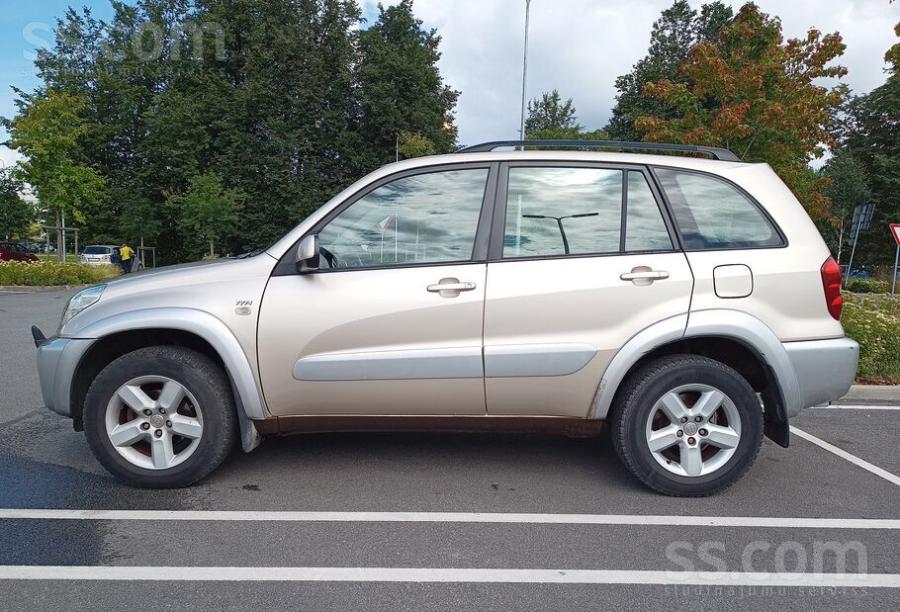 Brown Toyota RAV4 2004 in Riga, with an engine capacity of 2.00 L and mileage of 216 thousand km for 2550 €, photo 3 on AUTOMOTO.COM.LV