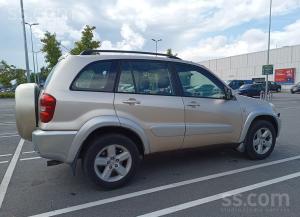 Brown Toyota RAV4 2004 in Riga, with an engine capacity of 2.00 L and mileage of 216 thousand km for 2550 €, photo 6 on AUTOMOTO.COM.LV