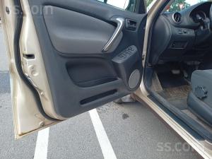 Brown Toyota RAV4 2004 in Riga, with an engine capacity of 2.00 L and mileage of 216 thousand km for 2550 €, photo 11 on AUTOMOTO.COM.LV