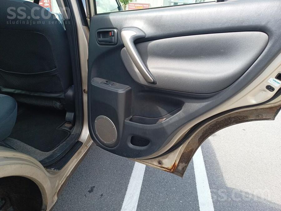 Brown Toyota RAV4 2004 in Riga, with an engine capacity of 2.00 L and mileage of 216 thousand km for 2550 €, photo 13 on AUTOMOTO.COM.LV