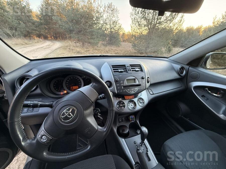 Brown Toyota RAV4 2007 in Riga, with an engine capacity of 2.00 L and mileage of 240 thousand km for 6000 €, photo 6 on AUTOMOTO.COM.LV