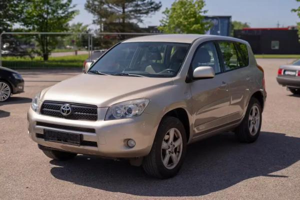 Brūns Toyota RAV4 2007 Liepāja, ar dzinēja tilpumu 2.20 L un nobraukumu 215 tūkst. km par 5500 €, foto 1 vietnē AUTOMOTO.COM.LV