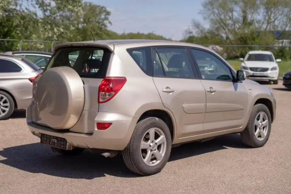 Brūns Toyota RAV4 2007 Liepāja, ar dzinēja tilpumu 2.20 L un nobraukumu 215 tūkst. km par 5500 €, foto 4 vietnē AUTOMOTO.COM.LV