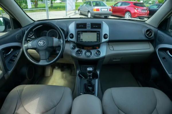 Brūns Toyota RAV4 2007 Liepāja, ar dzinēja tilpumu 2.20 L un nobraukumu 215 tūkst. km par 5500 €, foto 10 vietnē AUTOMOTO.COM.LV